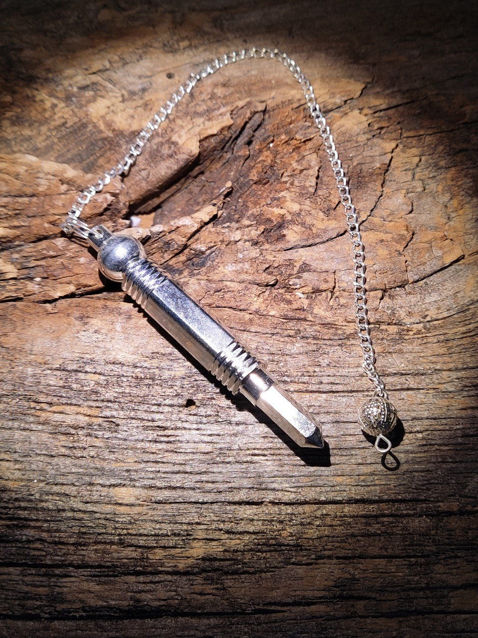 Pendule témoin baguette, métal blanc – 10.25″L – Boutique Terre et Âmes